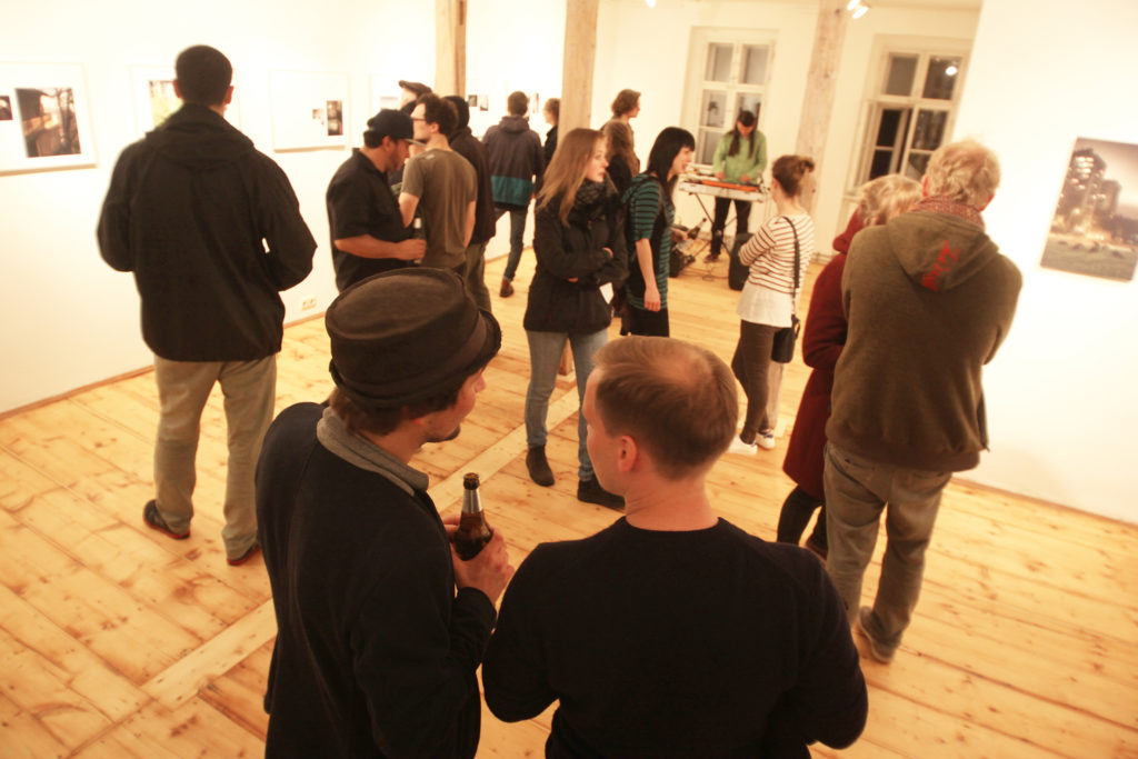 Ausstellungseröffnung: ZEITRISSE -Beyond the Frame – GALERIE ...